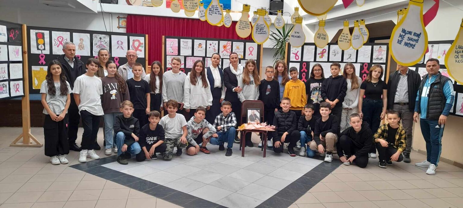 Nxënësit, kolegët e udhëheqësit e shkollës ‘Thimi Mitko’ përkujtojnë arsimtarin Bajram Ismajli ...