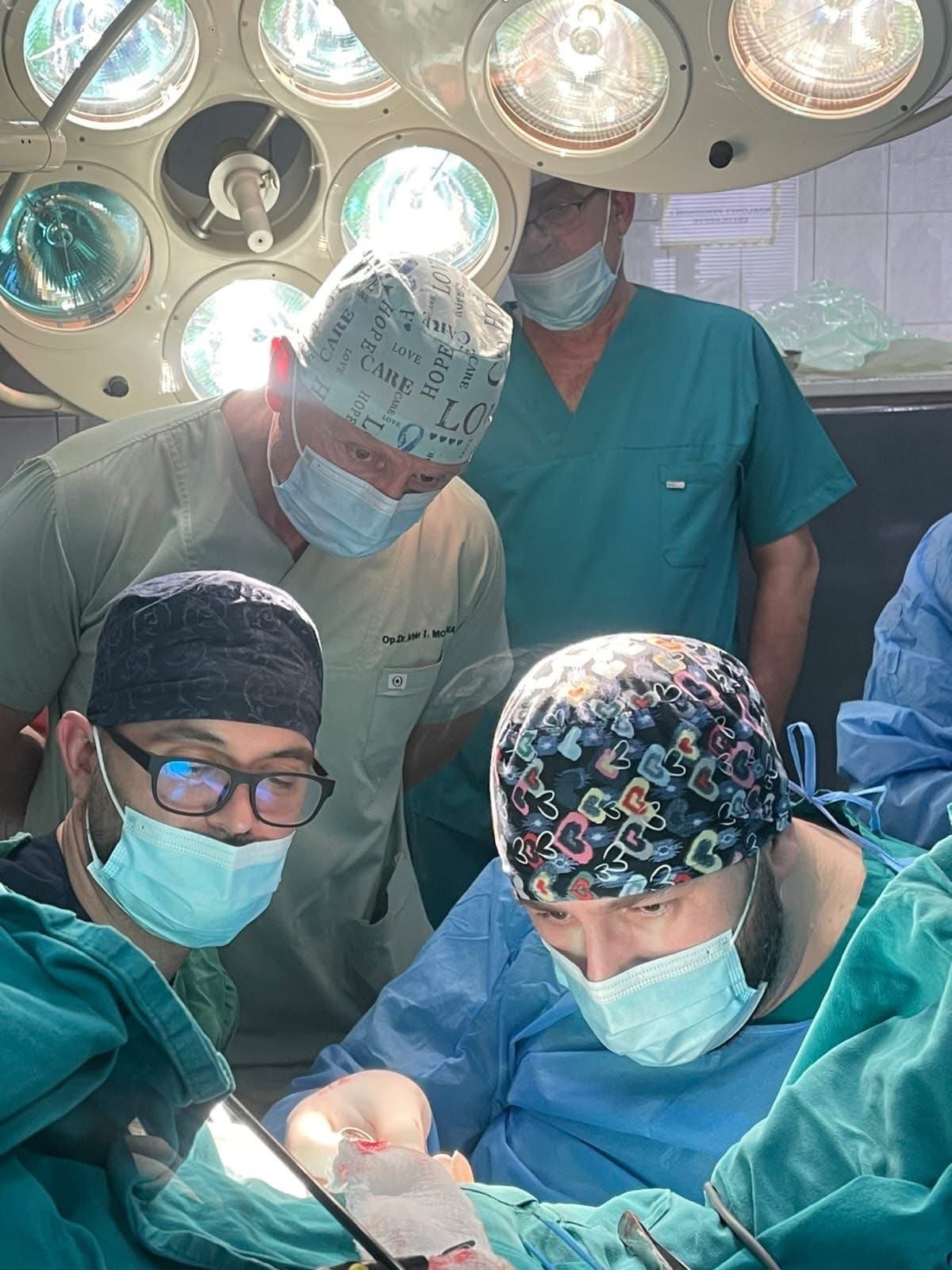 Dr. Besim Guda dhe mjekët në Spitalin e Gjilanit i heqin pacientit nga ...