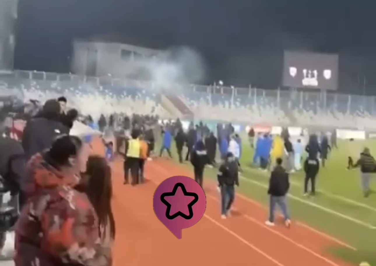 Plisat hyjnë në fushë, tentojnë përplasje me Intelektualët, dështim i ...